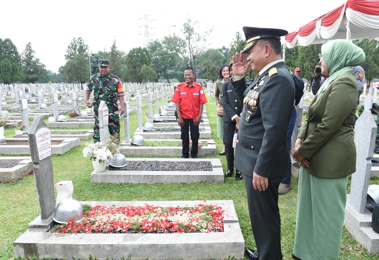 Dalam Rangka HUT Ke-77 TNI Kasad Bersama Panglima, Ziarah ke Makam Tokoh Nasional ...