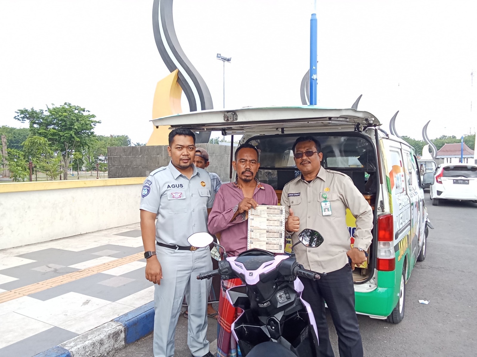 Tingkatkan Pelayanan Kepada Wajib Pajak, Samsat Sampang Buka Layanan Samsat Mobile di Alun ...