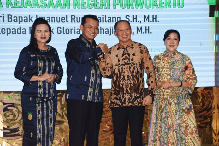 Gloria Sinuhaji Gantikan Imanuel Rudy Pailang Sebagai Kajari Purwokerto ...